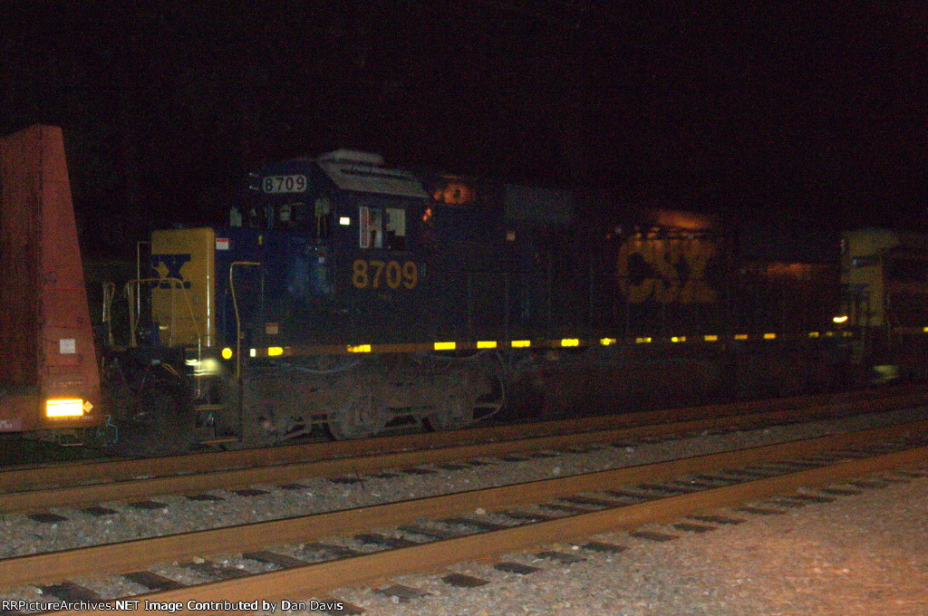 CSX SD60 8709 trails a YN2 painted C40-8W on Q301-17